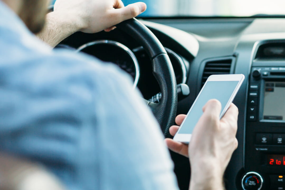 Contester une amende pour téléphone au volant : possible ou pas